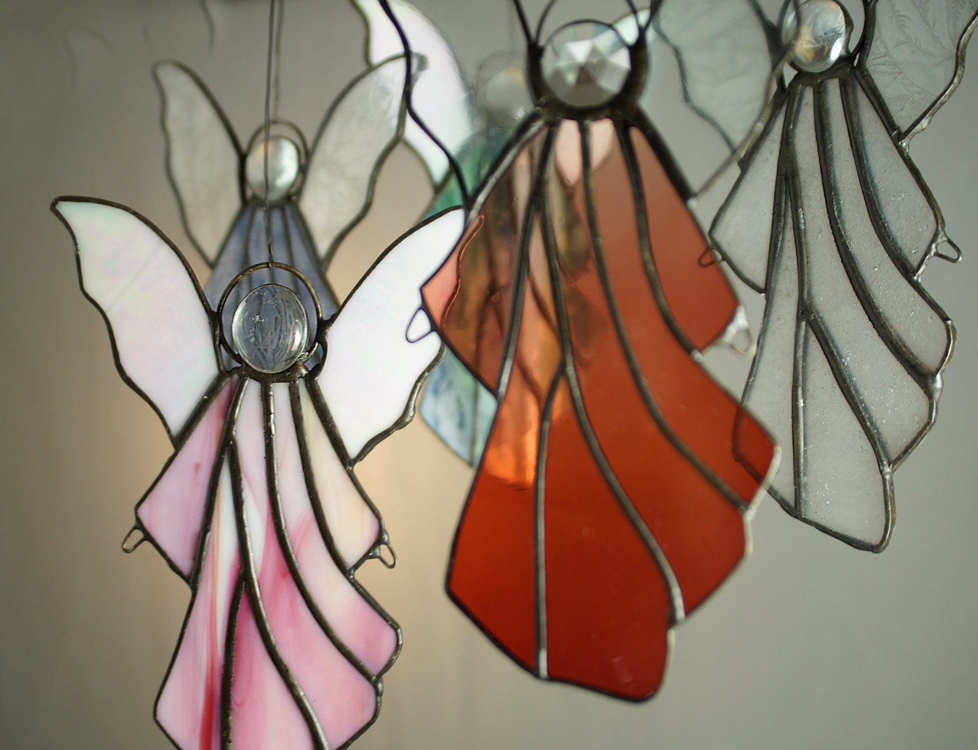 Engel aus Tiffanyglas in vielen Farben und Formen